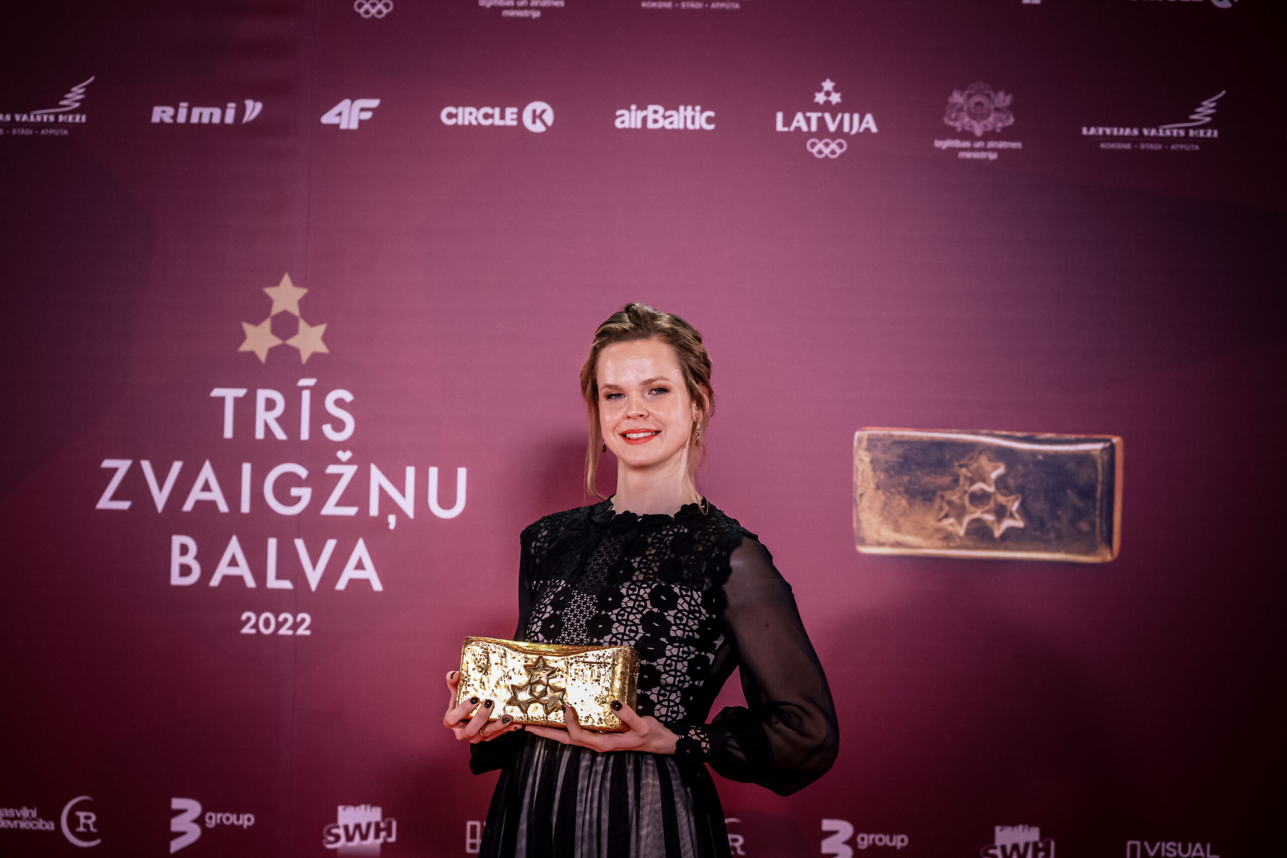 Dienvidkurzemes novada peldētāja Zane Embrekte saņem “Trīs zvaigžņu ...