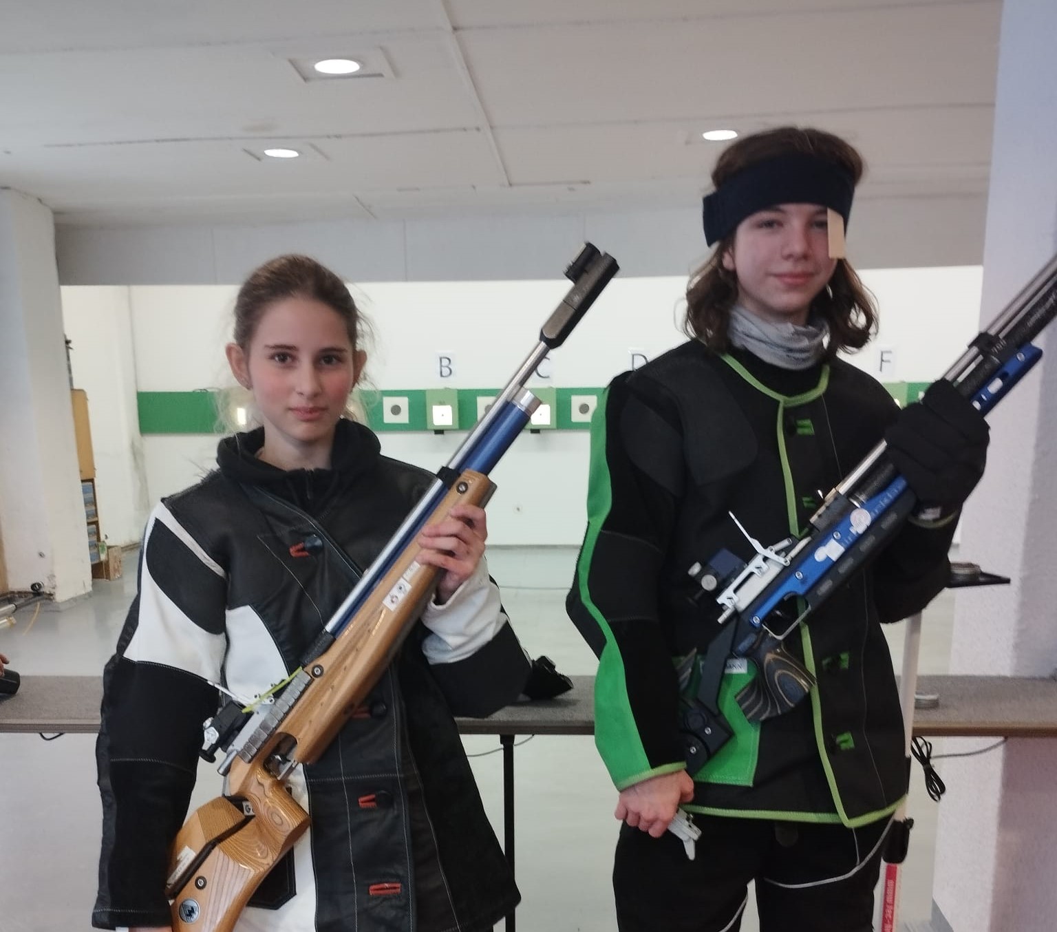 Dienvidkurzemes Sporta skolas šāvēji Amanda Zozuļa un Norlands Rudzītis ...