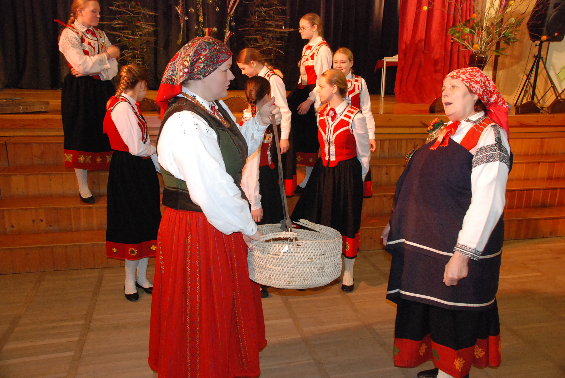 FOTO.VIDEO: Bārtā jubileju svin "Bārtenieki"; dzied folkloras kopas no ...