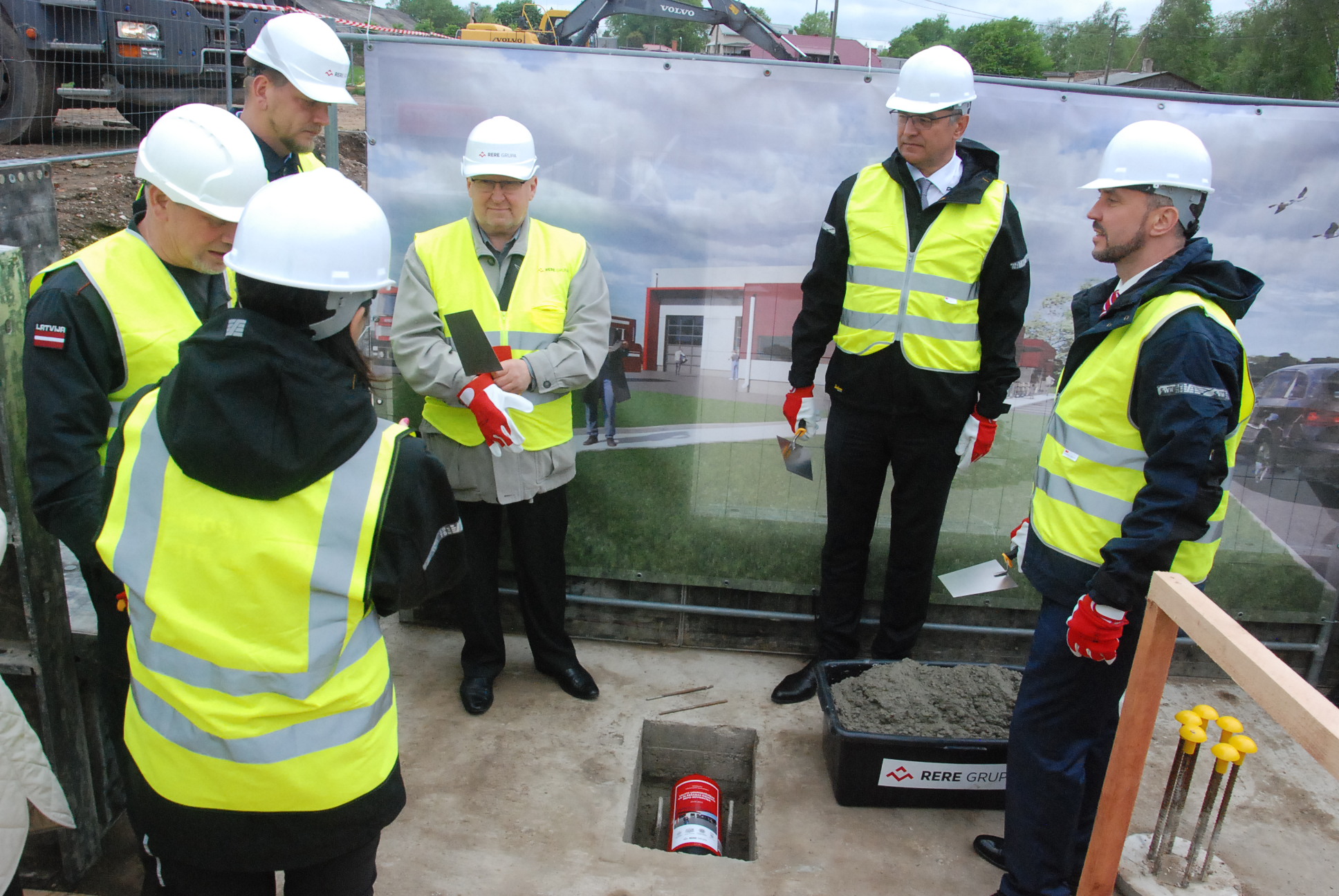 FOTO: Priekulē, iemūrējot jaunā depo kapsulu, stiprinās Latvijas ...