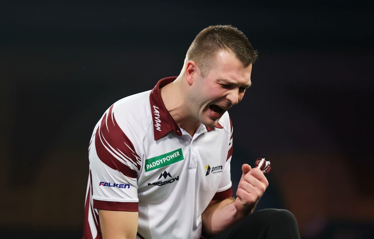 Razma pasaules čempionātā šautriņu mešanā sasniedz trešo kārtu ...